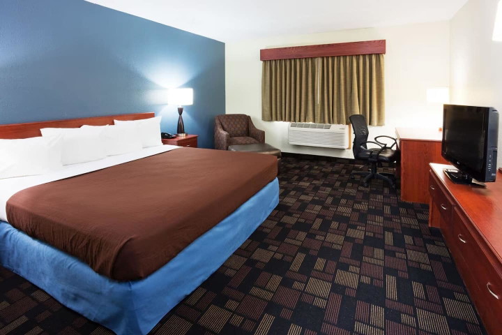 Americinn | King Superior Studio | Free Breakfast - Austin, MN