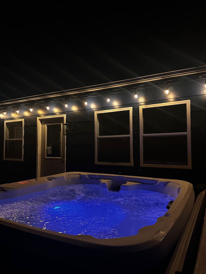 Ankenys Best | Hot Tub | Theatre Room | Game Room - Ankeny, IA
