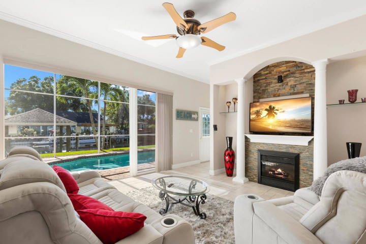 Luxury Lake Tarpon Pool Villa Retreat - Dunedin, FL