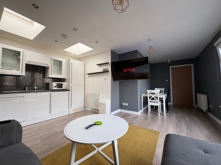 Under 10m To Airport/hospital/hydro/breahead/city - Glasgow
