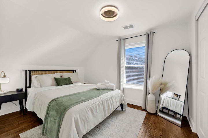 Boutique Attic Suite - Private 1br Hideaway - Chicago, IL