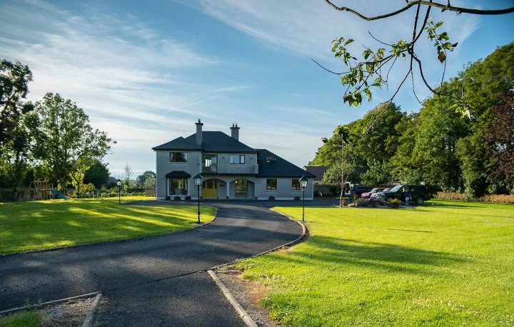 Modern 2 Bedroom Apartment In Scenic Village - Clare County