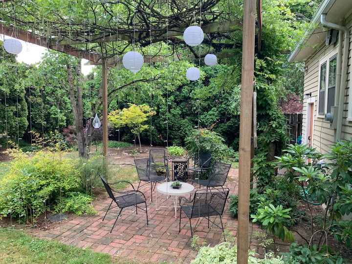 Hip & Cozy W/ Gorgeous Private Backyard - Portland, OR