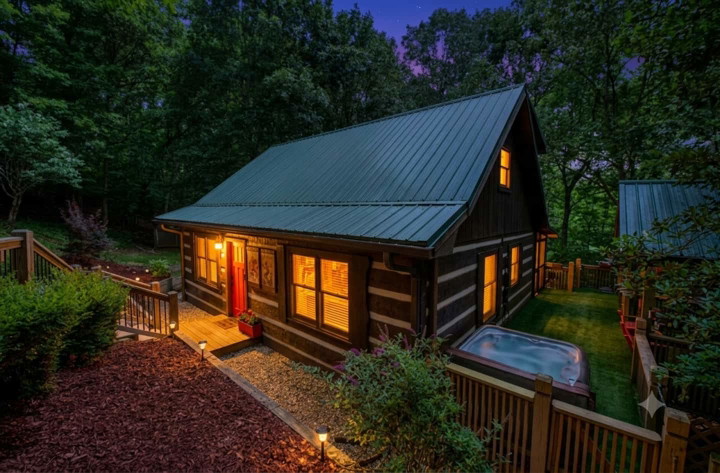 Storybook Cabin-hot Tub, Fire Pit & Tree Top Views - Ellijay, GA