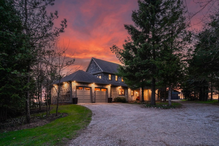 The Fields At Elora.
Luxury Retreat & Sunset Views - Fergus