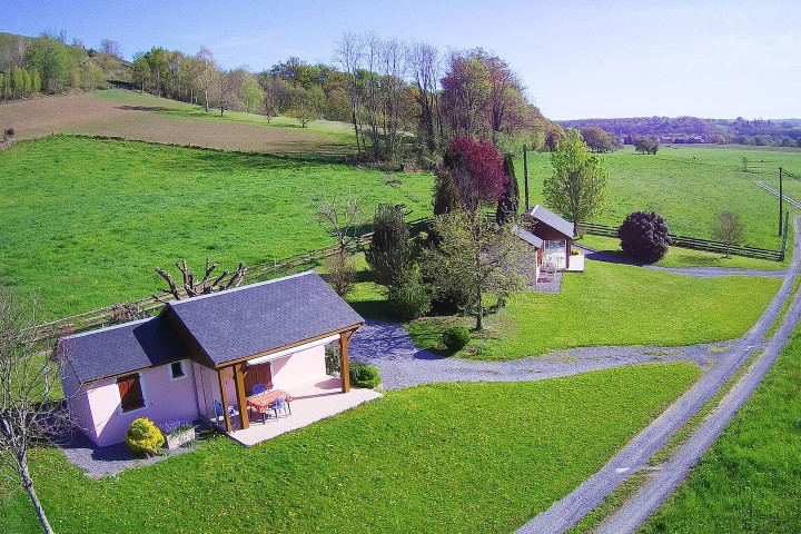 Maisonnette Dans La Prairie Au Pied Des Pyrénées - Pyrenees
