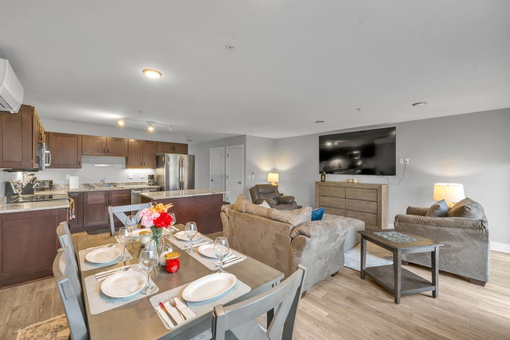 Modern Birmingham Retreat - Birmingham, MI