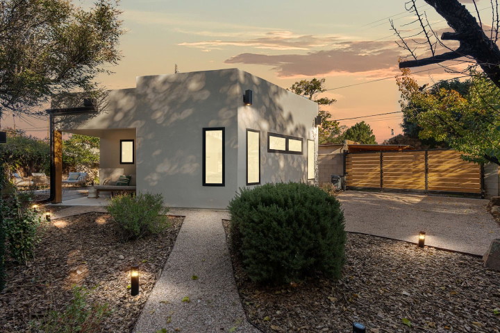 Chic & Cozy Urban Retreat In The Heart Of Nob Hill - Albuquerque, NM