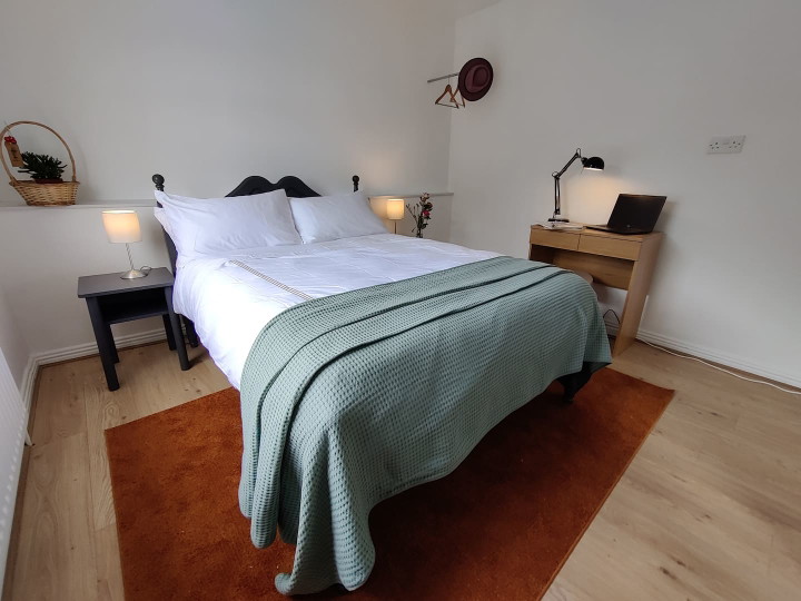 Room 4 - Stylish & Central - High St House - Westport