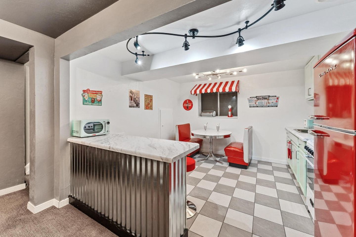 A Retro Retreat! 1950s Malt Shop, Theater, & Spa! - Provo, UT