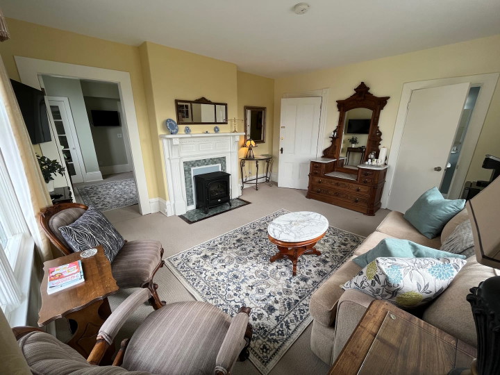 Fantastic Location! Heritage House 1 Bedroom Suite - Victoria