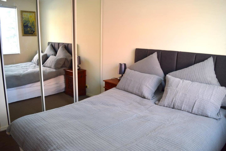Spacious First Floor Apartment - Melbourne