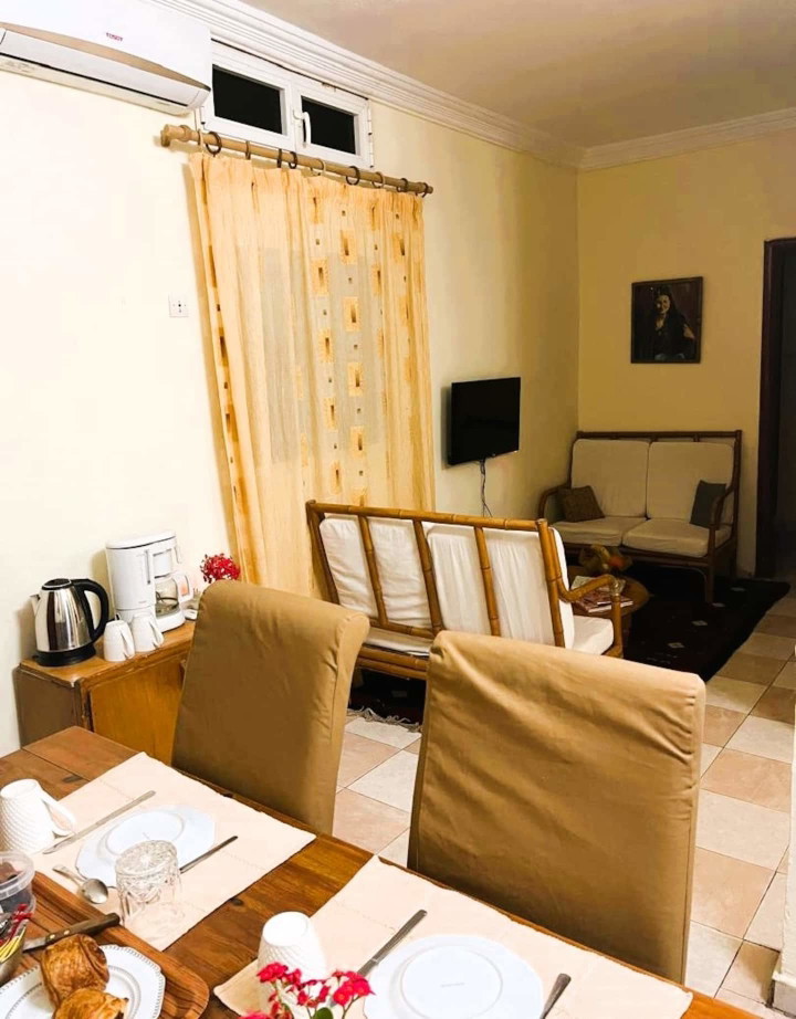 80s Apartment, Simple And Quiet - Nouakchott