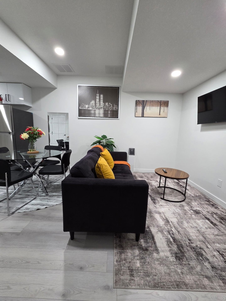 Elegant And Cozy 2 Bdrm Near Wem - Edmonton