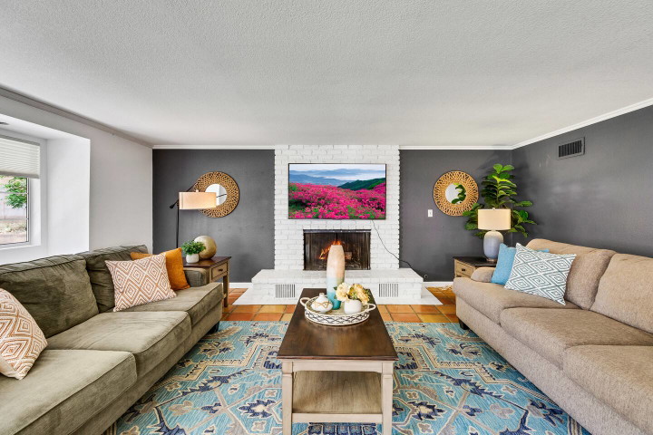 Cozy Spacious 4/2 Home Nice Backyard Santa Clarita - Santa Clarita, CA