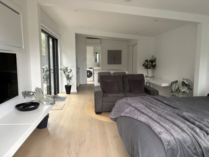 The Enchanted Studio - New 1 Bedroom Coastal Stay - Melbourne