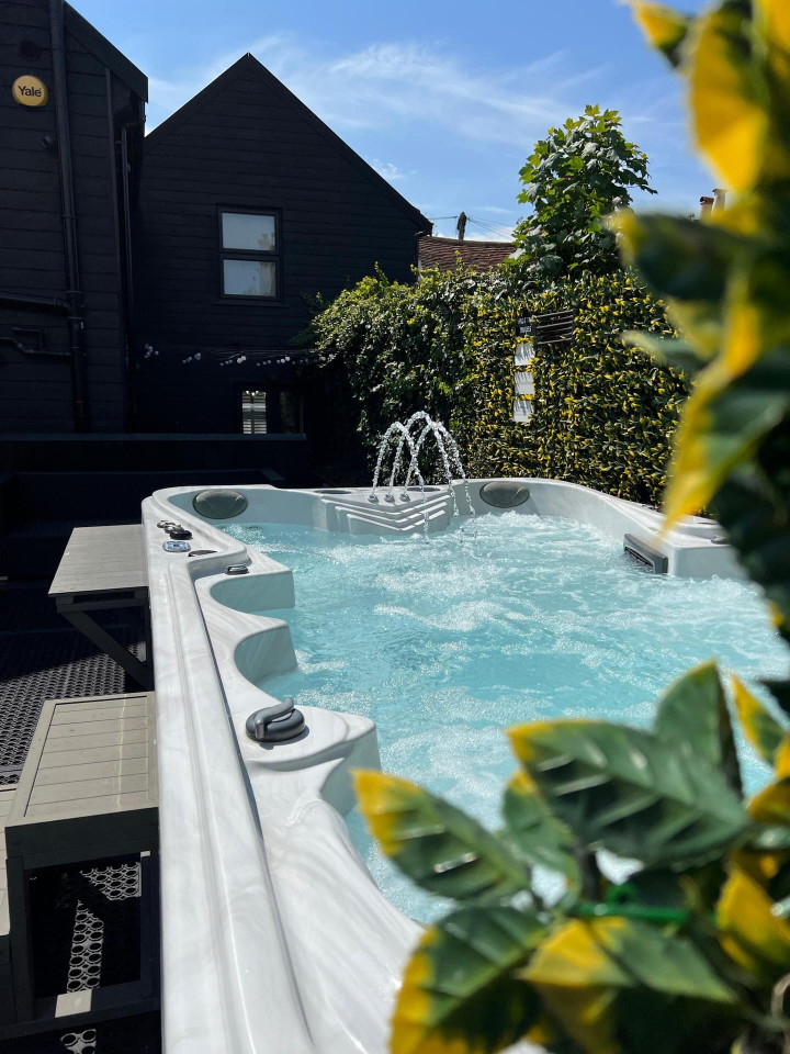 Sleeps 24  Hot Tub, Private Bar & Karaoke Room - Essex