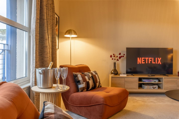 Stylish 2-br Apt | Parking & Wi-fi | Sleeps 4 - Scotland