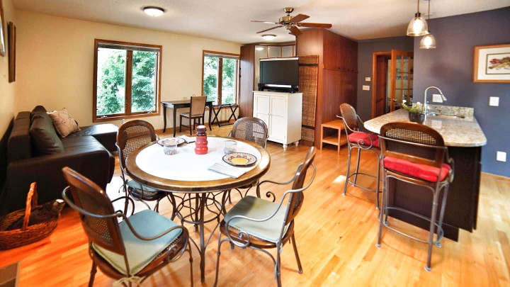 Treetop Guest Apartment By The Lake - Minneapolis