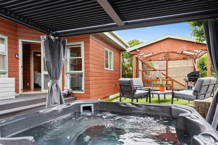 Cedar View - Spa Pool, Near Skyline, Sleeps 4 - Rotorua