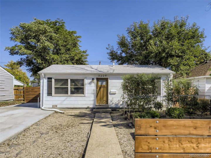 Full Home W/ Private Yard Minutes From Downtown - Denver, CO