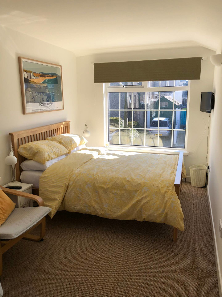 The Hideout...a Bright And Sunny Staycation - Castlerock