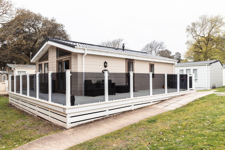 Pool Lodge - Mudeford
