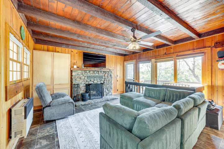 Between Big Bear & Lake Arrowhead - Cabin W/ View! - Running Springs, CA