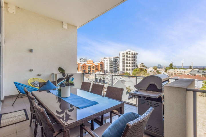 Bright 3br City Skyline Views Catbus, Waca, Optus - Riverton
