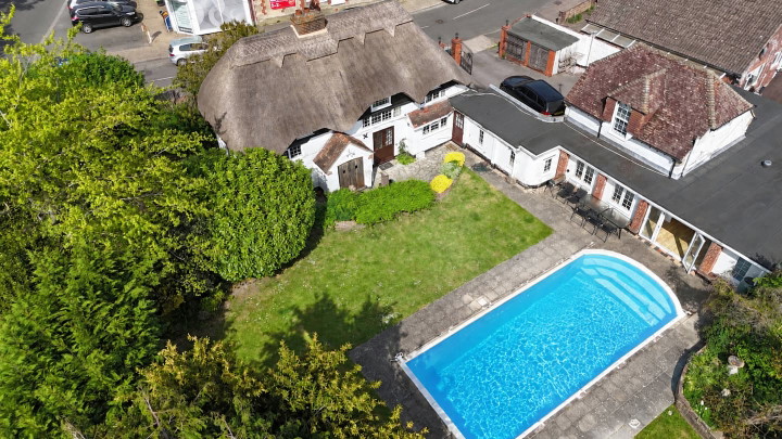 Charming Thatched Cottage, 4 Bedrooms W/ Pool & Pe - West Wittering