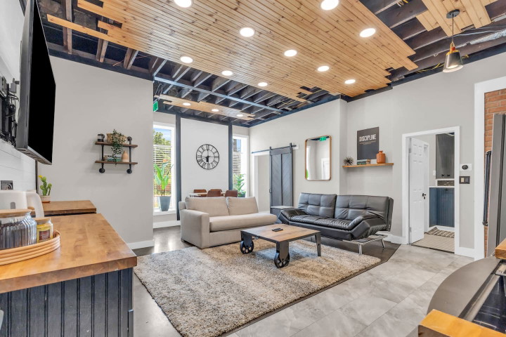 Industrial Loft - Walk To Downtown, Patio W/ Bbq - Spartanburg, SC