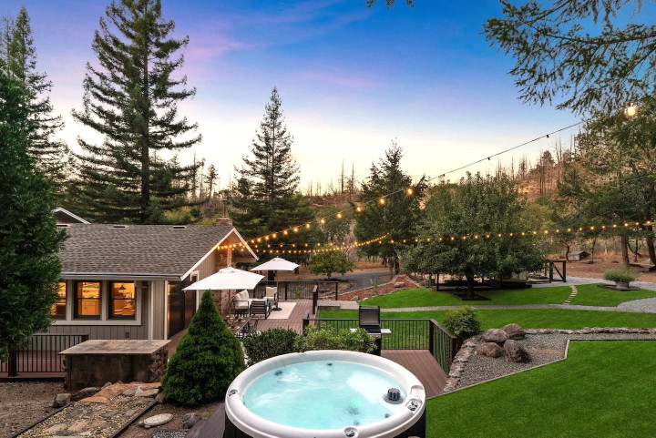 Private 2-acre Sonoma & Napa Retreat + Hot Tub - Calistoga, CA