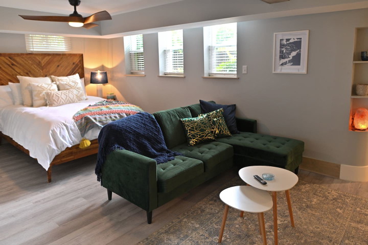 Newly Remodeled Highland Square Studio Apartment - アクロン, OH