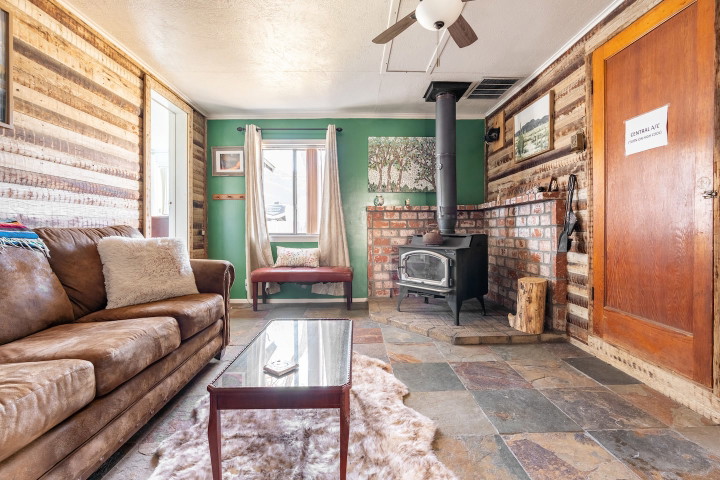 Large Home  3 Bedrooms And 3  Baths +1 Single Bed - Lone Pine, CA