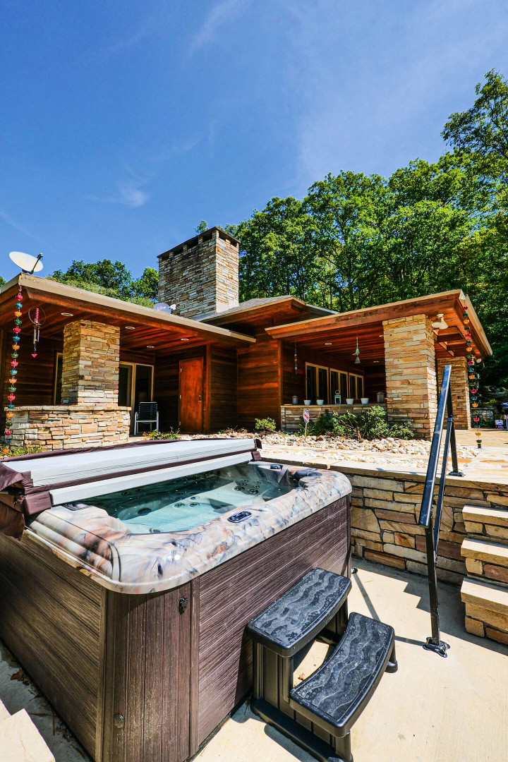 Luxuriant Frank Lloyd Wright Inspired Accommodations--the Dream House - Farmington, PA