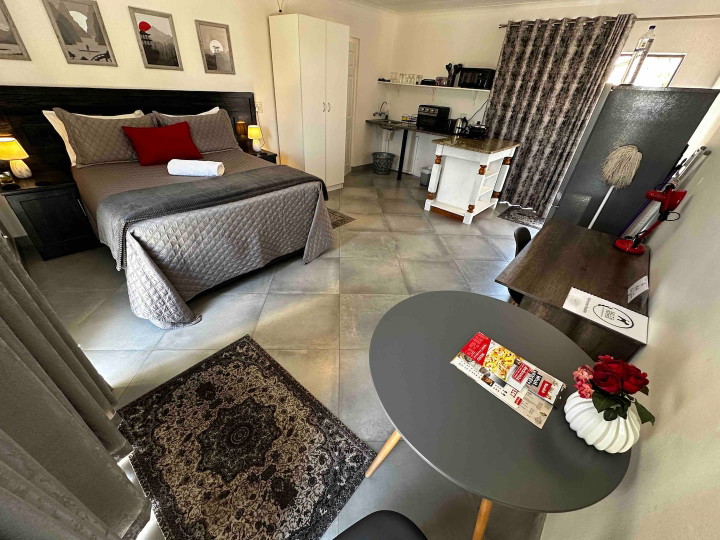Spacious Queen Open-plan Unit (Ground Floor) - South Africa