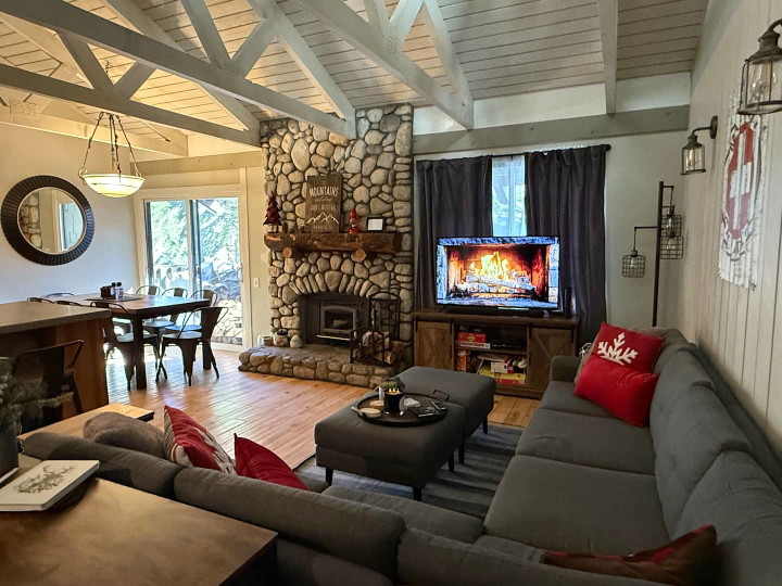 Walk To Village + Pool/sauna/jacuzzi - Sleeps 8! - Mammoth Mountain, CA