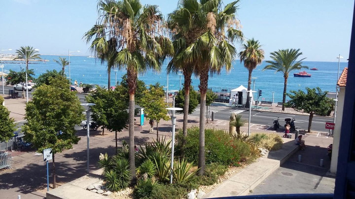 Vue Sur La Mer Et Les Pieds Dans L'eau - Saint-Paul-de-Vence