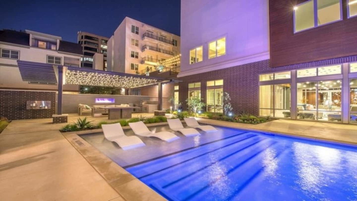 Airbnb Dallas | Uptown, King Bed, Elevator Access - Dallas, TX