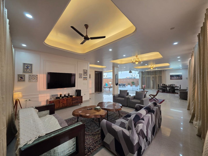 Pashas Penthouse  Bar, Open Patio & Luxe Living - Noida