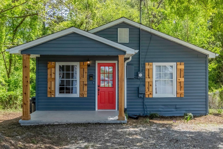Charming Cottage North Of Gastonia Stylish, Comfy Retreat Near Local Amenities - Gastonia, NC