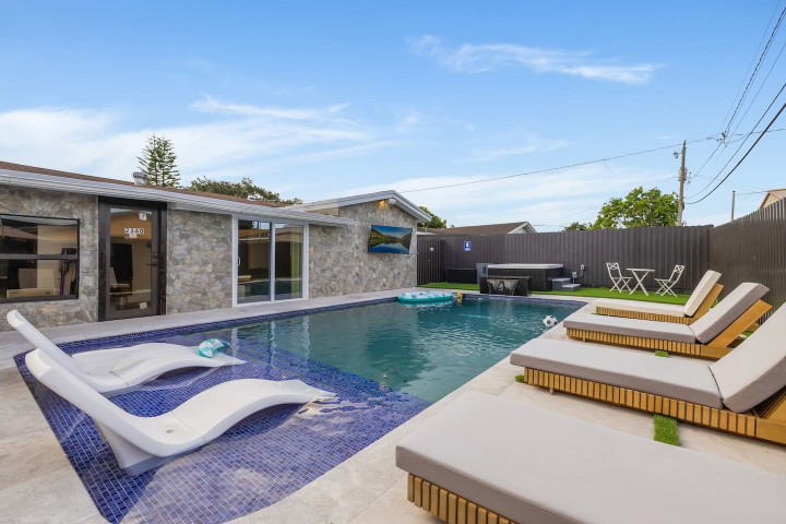 Pool + Hot Tub Oasis | 10 Min To Beach | Sleeps 10 - Miramar, FL