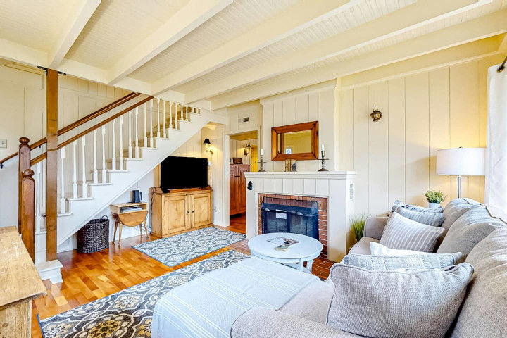 Beautiful Cape Cod Cottage - One Block From The Be - Cannon Beach