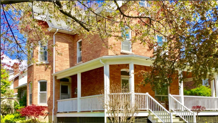 Loft By The Lake 
Bright Stylish Private 3rd Floor - Toronto