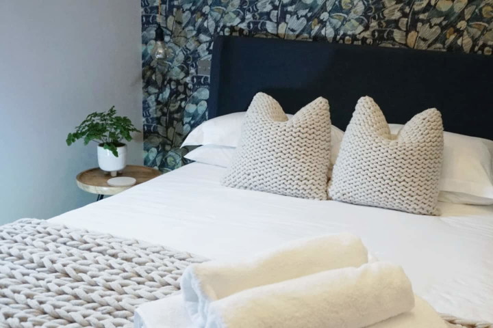 Spacious Cabin, Perfect Hide Away. The Garden Room - Penzance