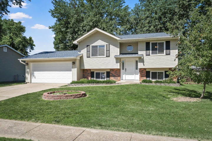 Blair's O'fallon 3 Bed 2 Bath Split Level Sleeps 9 - O'Fallon, MO