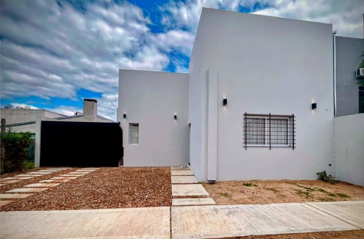 Casa Con Pileta, Parrilla, Amplio Patio Y Cochera - Concordia