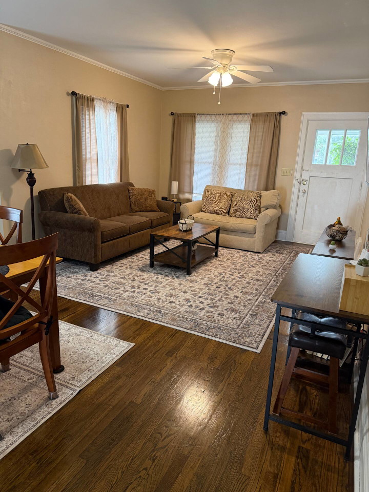Cozy House, 2 Bedrooms, Enclosed Porch - Davenport, IA