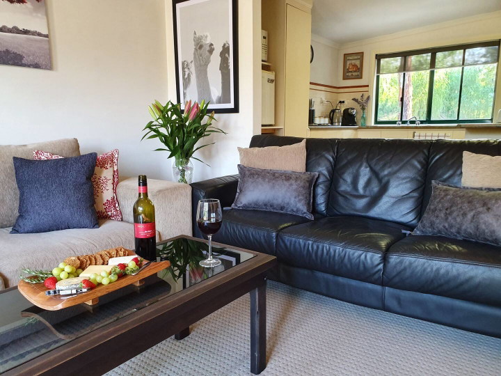 Hanging Rock, Woodend, Mt Macedon Country Retreat - Romsey