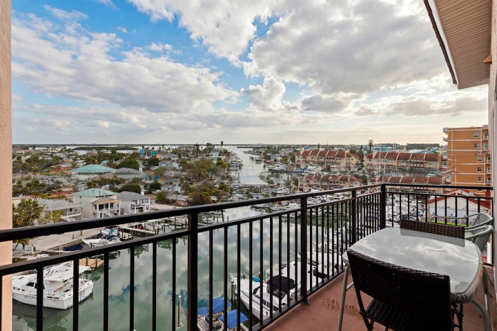 Lovely Water View Condo| Top Floor| Steps To Beach - Madeira Beach, FL
